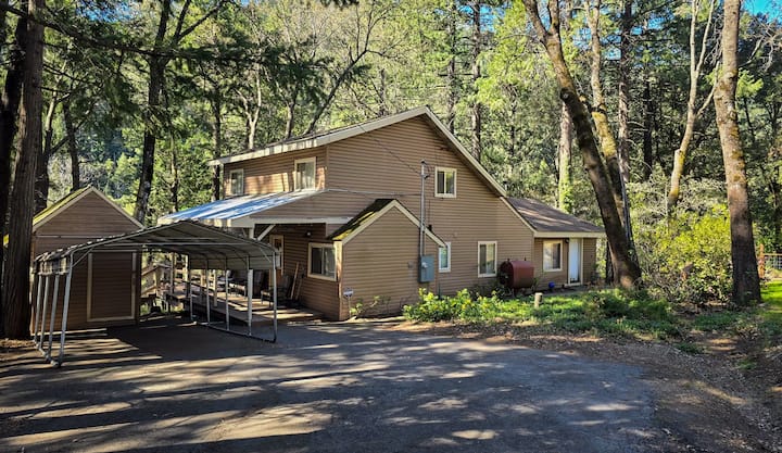 Frank's Family Retreat With Hot Tub - Dunsmuir, CA