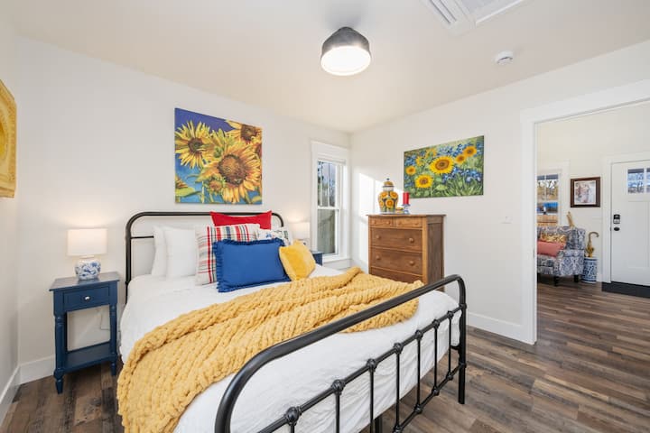 City Park Bungalow – Pet Friendly W/ Dog Run - Fort Collins, CO