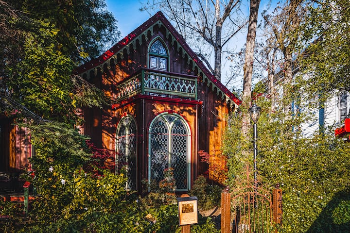 Downtown Nevada City Victorian | Two Room Inn - Nevada City, CA