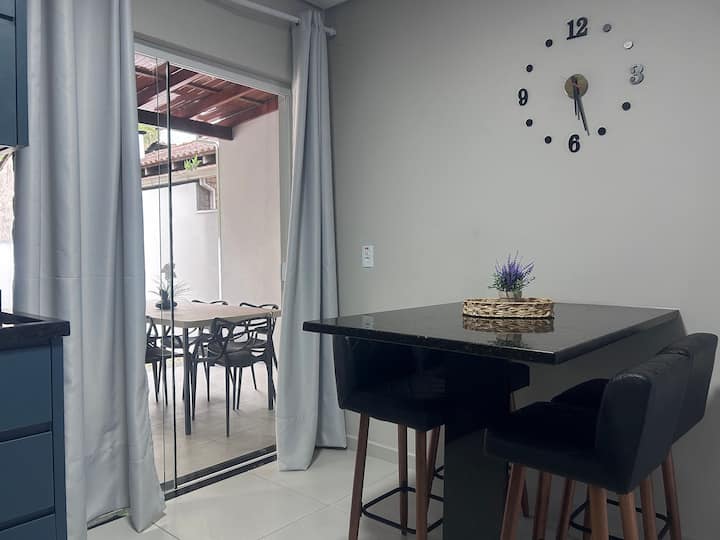 Casa C/ 2 Suítes, Churrasqueira/ Próx. Shoppings - Brusque