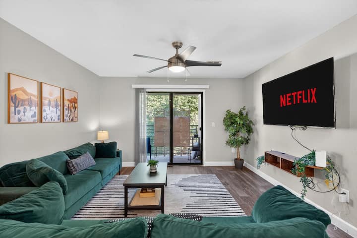 A Cozy Cactus | Pool • Hot Tub • Fire Pit • Gym - Surprise, AZ