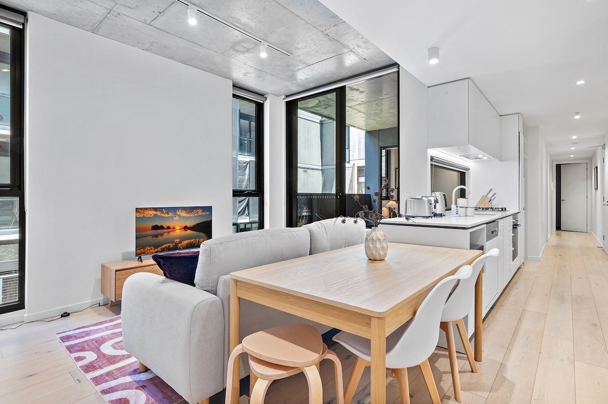 Well-Lit 2-Bed Apartment with Balcony - Flats for Rent in Prahran ...