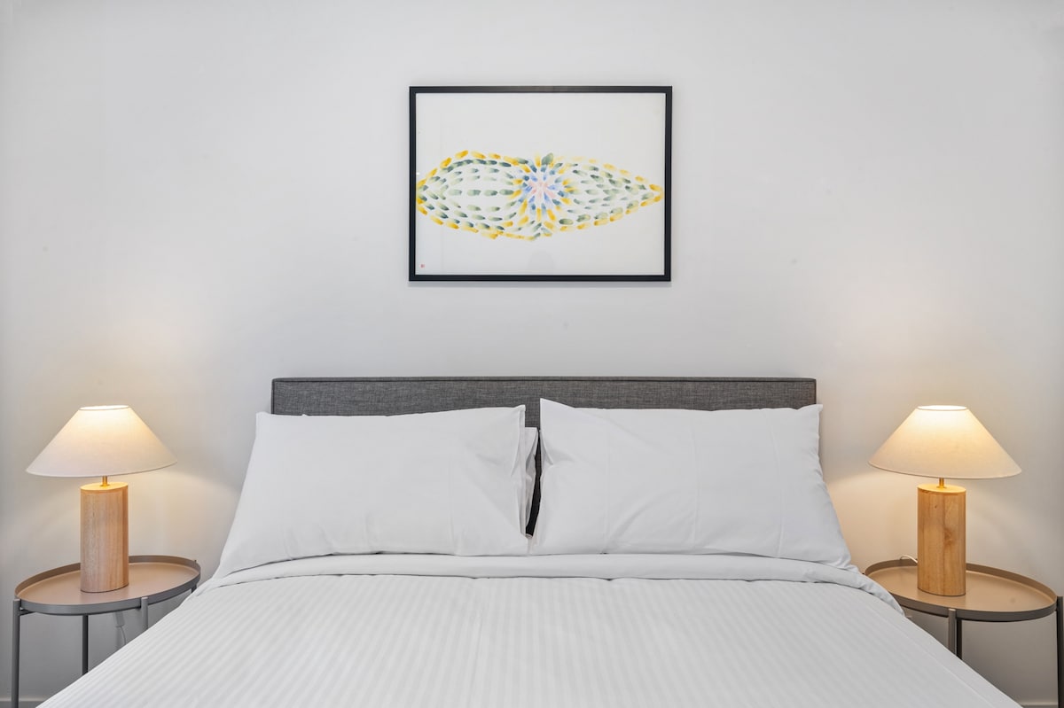 Well-Lit 2-Bed Apartment with Balcony - Flats for Rent in Prahran ...