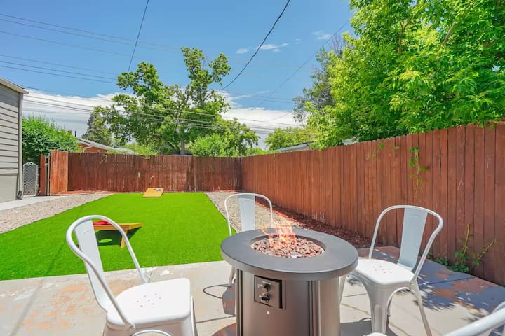 Quiet Basement Retreat | King Bed, Firepit, Yard - Colorado Springs, CO