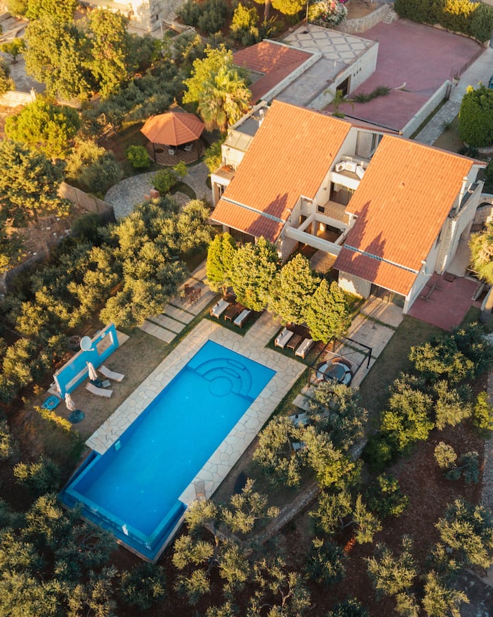 Villa D'amchit - 5br W/ Private Pool & Garden - Libanon