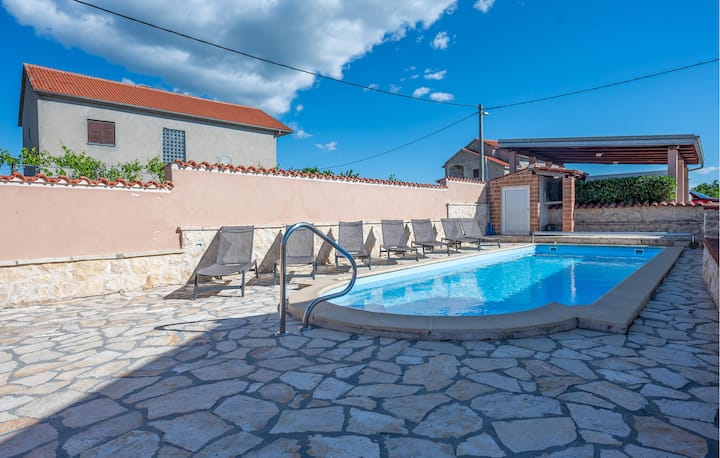Gorgeous Home In Pridraga - Kroatië