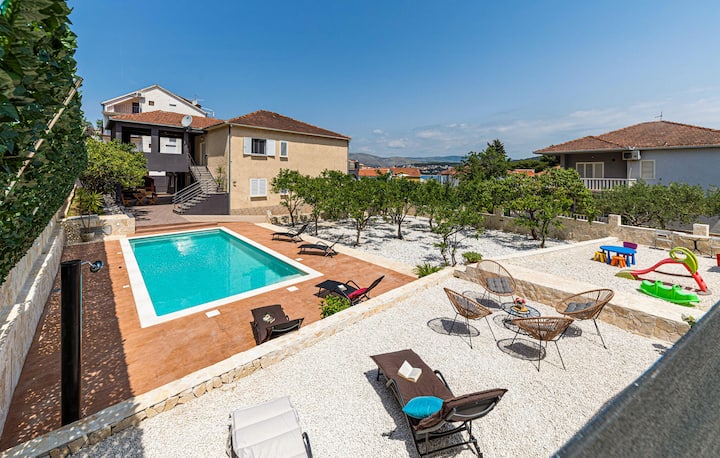 Lovely Apartment In Okrug Gornji - Okrug Gornji