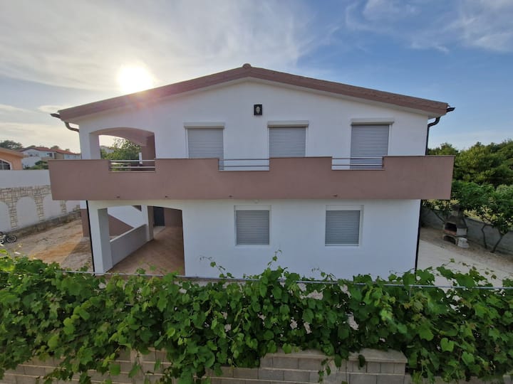 Gemütliche Erdgeschosswohnung Ema Mit Terrasse - Vir