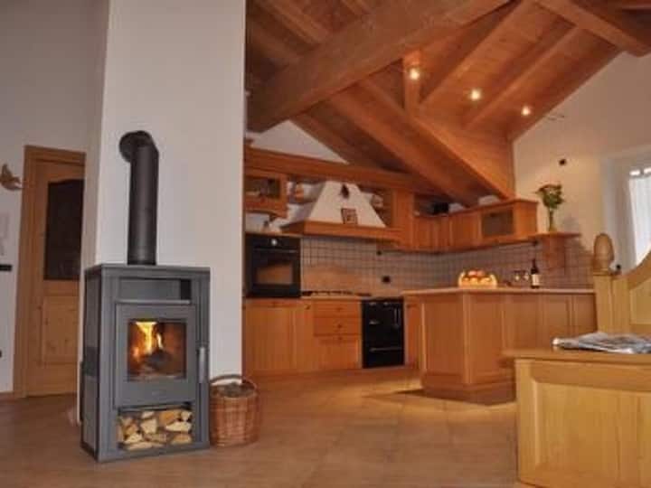 Elegantes Und Geräumiges Dachgeschosszimmer In Den - Fiera di Primiero