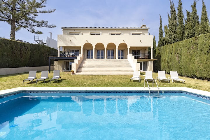 Spacious 7 Br Villa Close To Amenities And Marina - Marbella