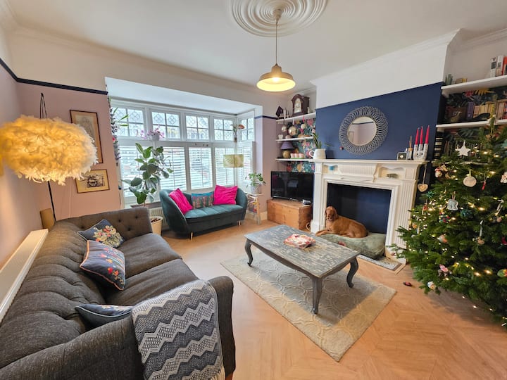 Elegant 4-bedroom Family Home In Leafy Wanstead - Londra