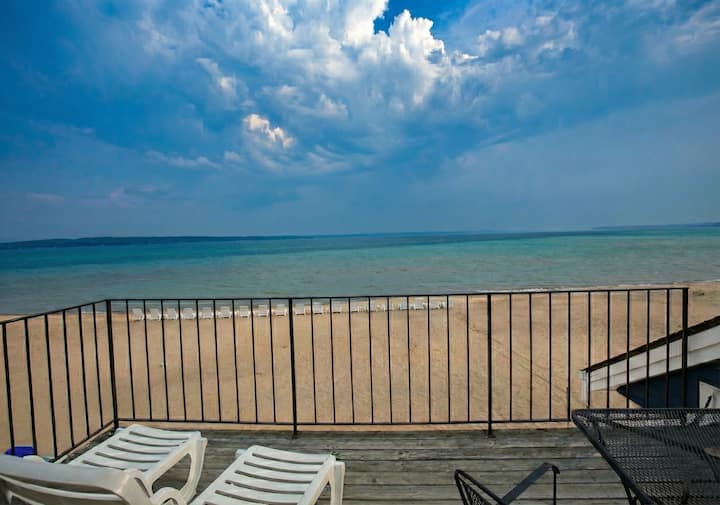 Renovated King Studio W/ Kitchenette & Bay Walkout - Traverse City, MI
