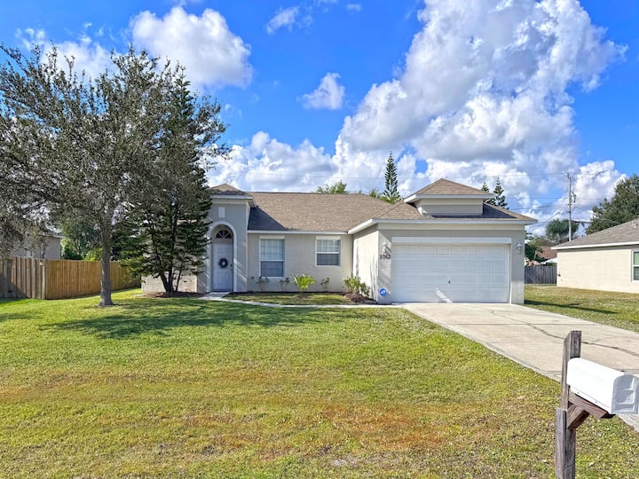 Sunshine Retreat | Yard • Patio • Near Beach - Stuart, FL