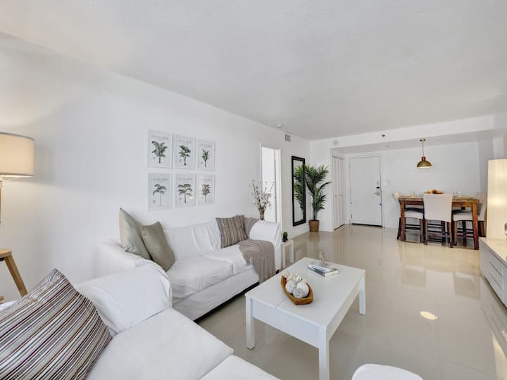 Modern Oceanfront 2br Condo Resort Perks 1516 - Miami Beach, FL