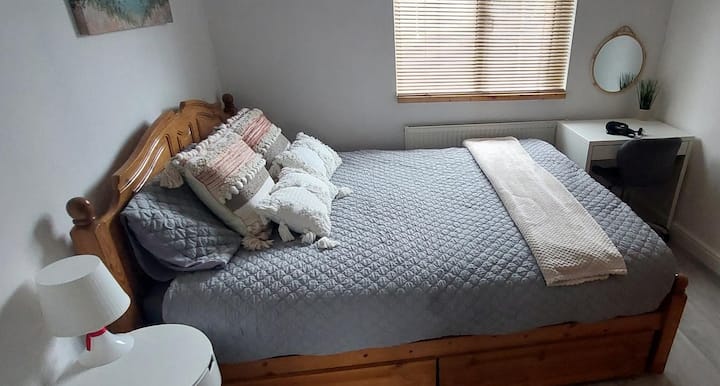 Couples/business/family- Wifi- Parking- Sleeps 2 - Coventry