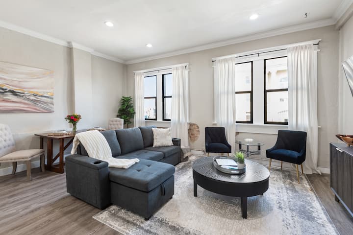 Stunning Apartment W/ Panoramic Downtown Views! - McKinney, TX