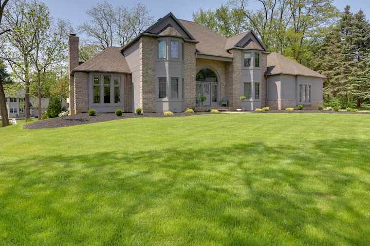 Spacious Refuge W/ Private Pool & Outdoor Bar! - Oberlin, OH