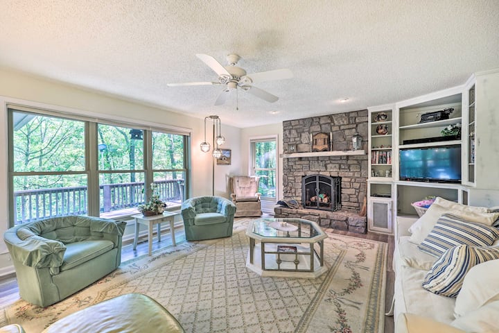 Furnished Deck W/ Views: Hot Springs Cottage - Arkansas