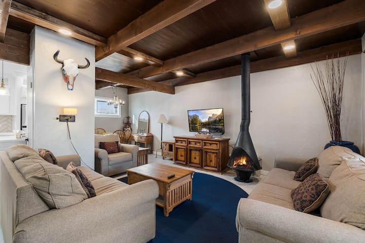 Fort Marcy 34 | Walk To Plaza | Patio Views - Santa Fe, NM