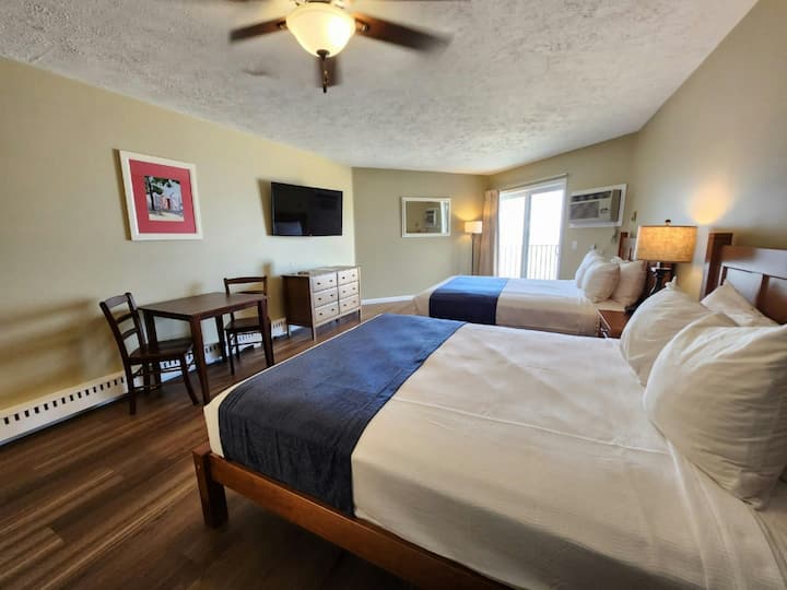 Renovated Two-queen Studio With Bay-view Balcony - Traverse City, MI