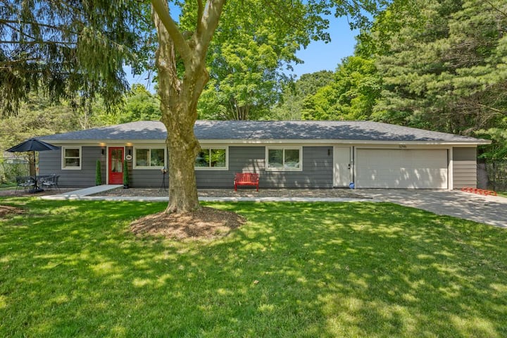 The Pines! Near Wedding Venue, Hot Tub, Bike Trail - Fennville, MI