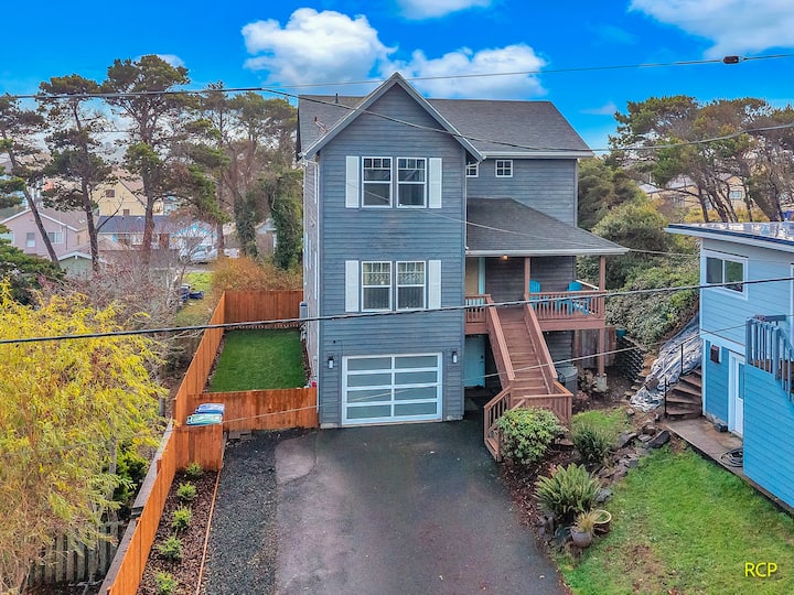 Oceanfront Lincoln City Home With Hot Tub - Lincoln City, OR
