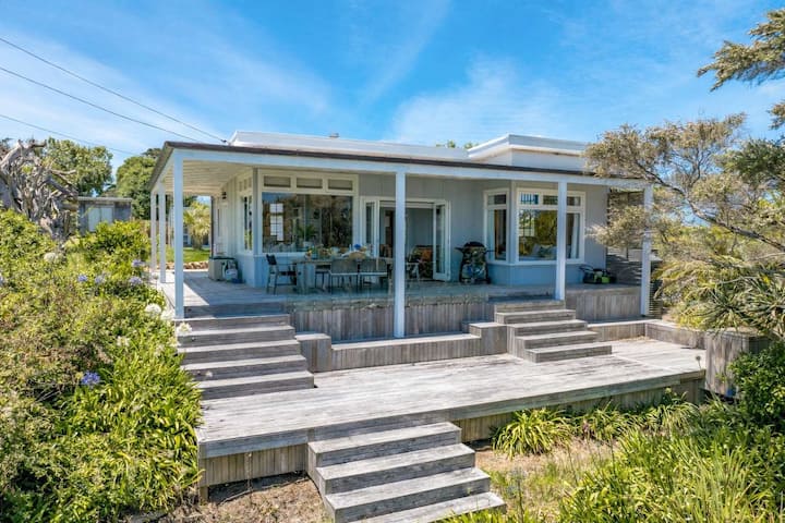 Pat's Bach - Elevated Bay Views Over Little Oneroa - Waiheke Island