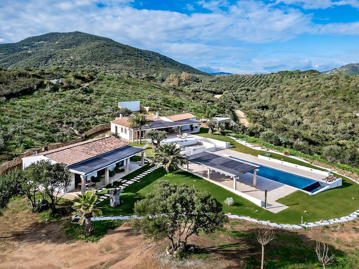 Villa With Outdoor Cinema In Cugnana - Olbia