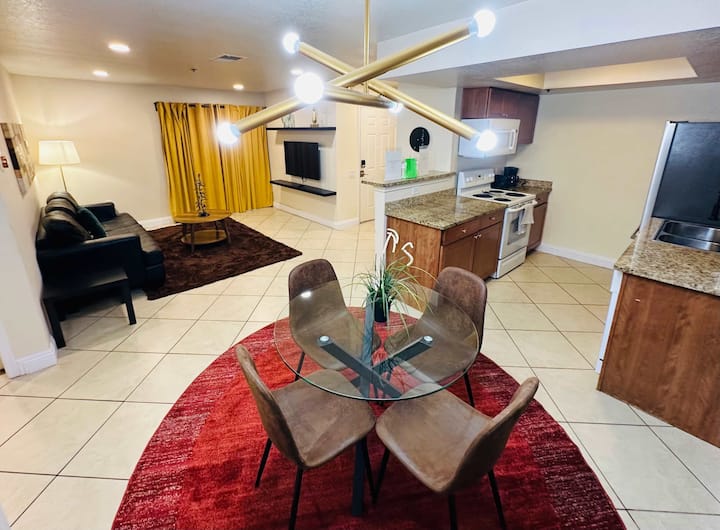Lux 1br Condo Near Strip W/pool, Gym, And Laundry - Henderson