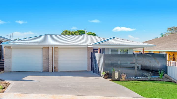 Coastal Modern Home At Flynns Beach - Port Macquarie