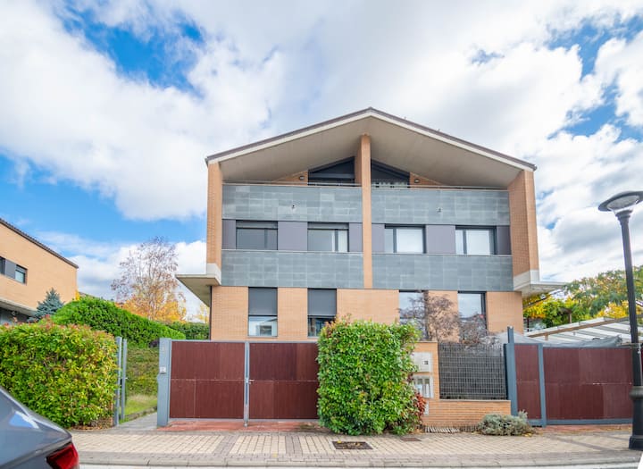 Gran Chalet Con Amplio Jardín Próximo A Pamplona - Pampelune