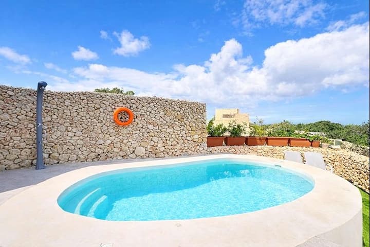 Peaceful Home With Private Pool And Rooftop Jacuzz - Malta
