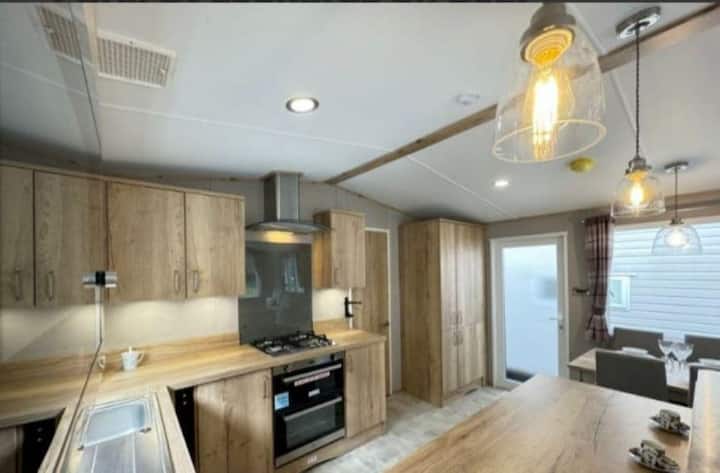 Caravan With Decking At Suffolk Sands Ref 45029ev - Felixstowe