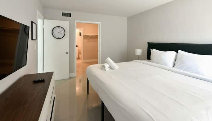 Walk To Bars Designers Room | Poolside & Parking - Fort Lauderdale
