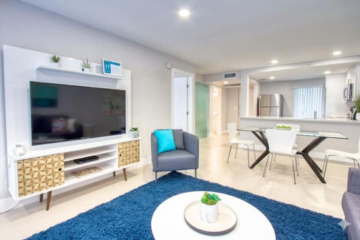 Designer Room | Full Kitchen + Free Parking - Fort Lauderdale, FL