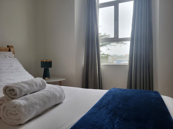 Quiet 1br Retreat- Fast Internet- Walk-in Shower - Cork
