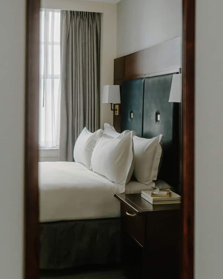 Queen Room With Work Station And Free Wi-fi - Houston