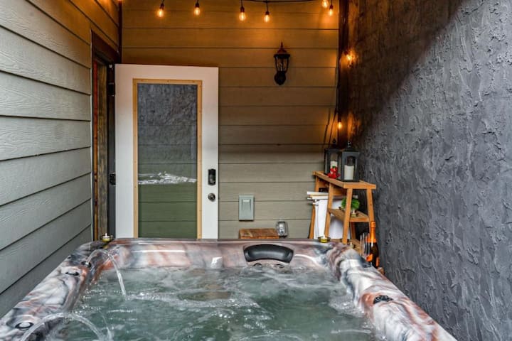 2 Min To Dollywood • Hot Tub • Sleeps 10 • Pet Ok - Sevierville, TN
