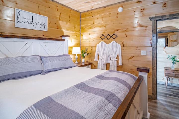 Fall Escape | Hot Tub | Pets Ok - Sleeps 10 - Sevierville, TN