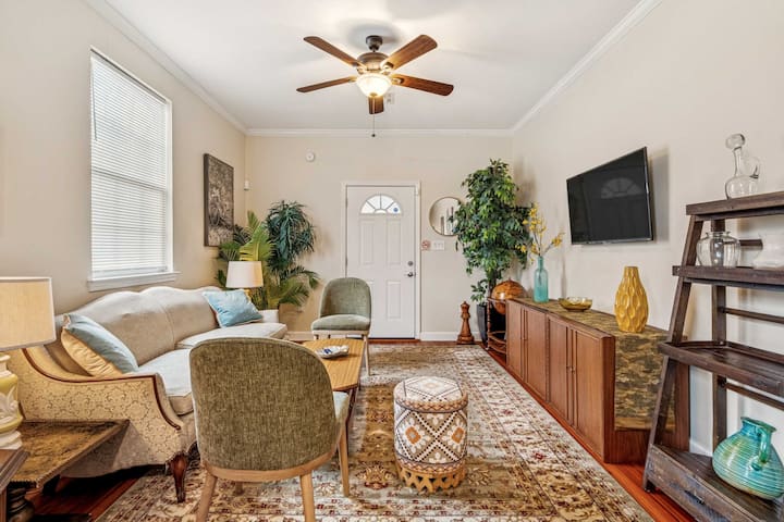 Classy Condo W Spacious Backyard Patio 3br|2ba - New Orleans, LA