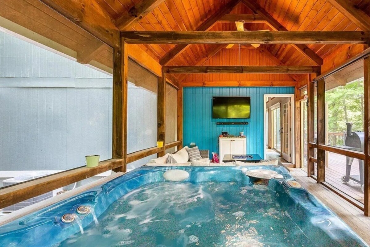 Updated Classic Cabin, Private Community + Hot Tub - Houses for Rent in ...