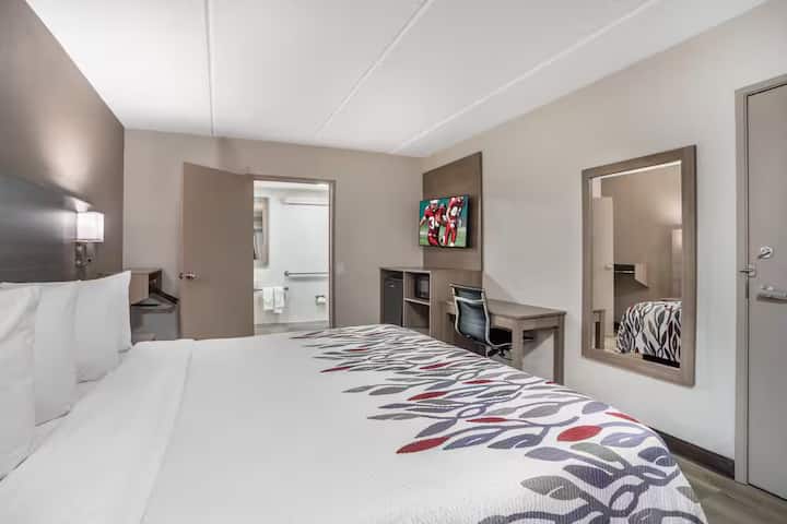 Recently Renovated Room W/flat Screen Tv + Parking - Greenville, SC