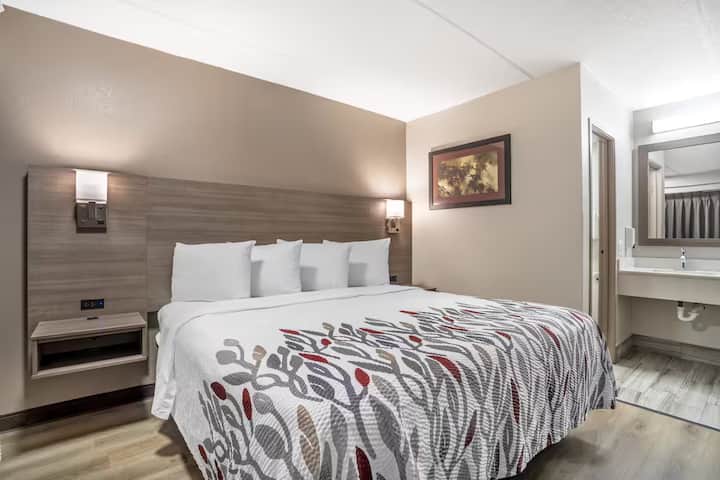 Pet-friendly Space W/ Private Bathroom Near I-85 - Greenville, SC