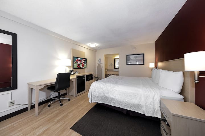 Central Suite & Pool Access – Steps From Local Eat - Naples, FL