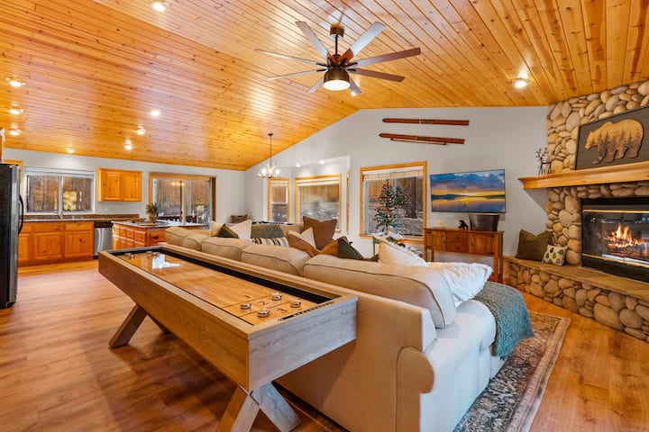 Hot Tub, Shuffleboard, Pool Table, Fenced Yard - Big Bear Lake, CA