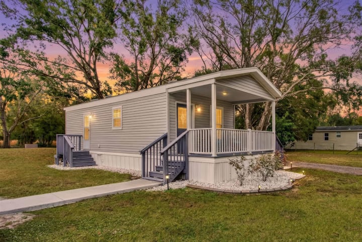 Moonlit Tiny Escape • Hot Tub, Hammock & Fire Pit - Wesley Chapel, FL