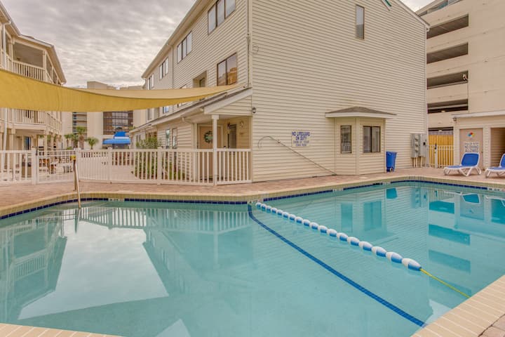Golf, Explore & Walk To Shore! Myrtle Beach Unit - Myrtle Beach, SC
