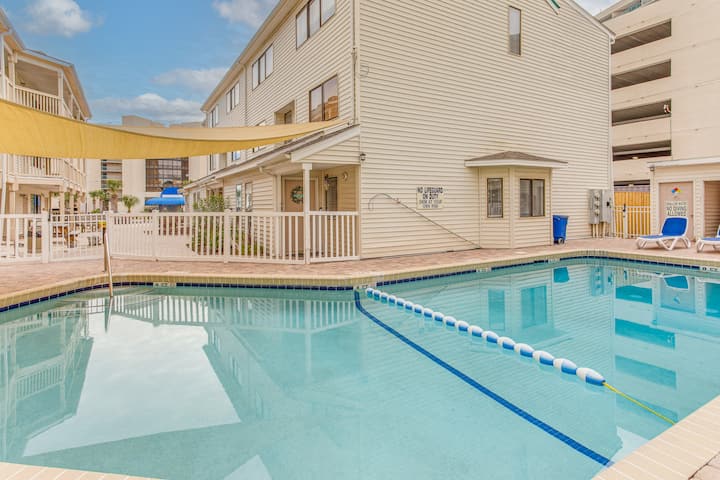 Golf, Explore & Walk To Shore! Myrtle Beach Unit - Myrtle Beach, SC