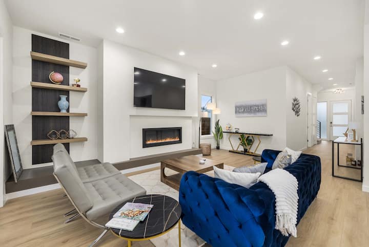 Bright And Spacious 5br Luxury Home W/ Fenced Yard - Kent, WA