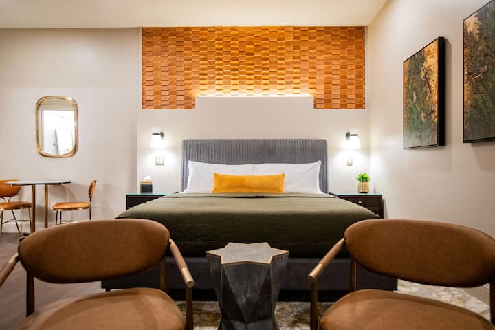 Downtown Springdale Boutique Hotel Adjoining Room - Springdale, AR